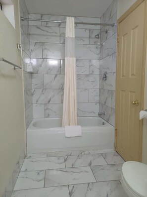 Quarto, 1 cama king-size, não fumadores | Casa de banho | Artigos de higiene pessoal grátis, um secador de cabelo 