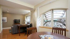 Suíte superior, 1 cama King e sofá-cama | Roupas de cama premium, camas Select Comfort, cofres nos quartos