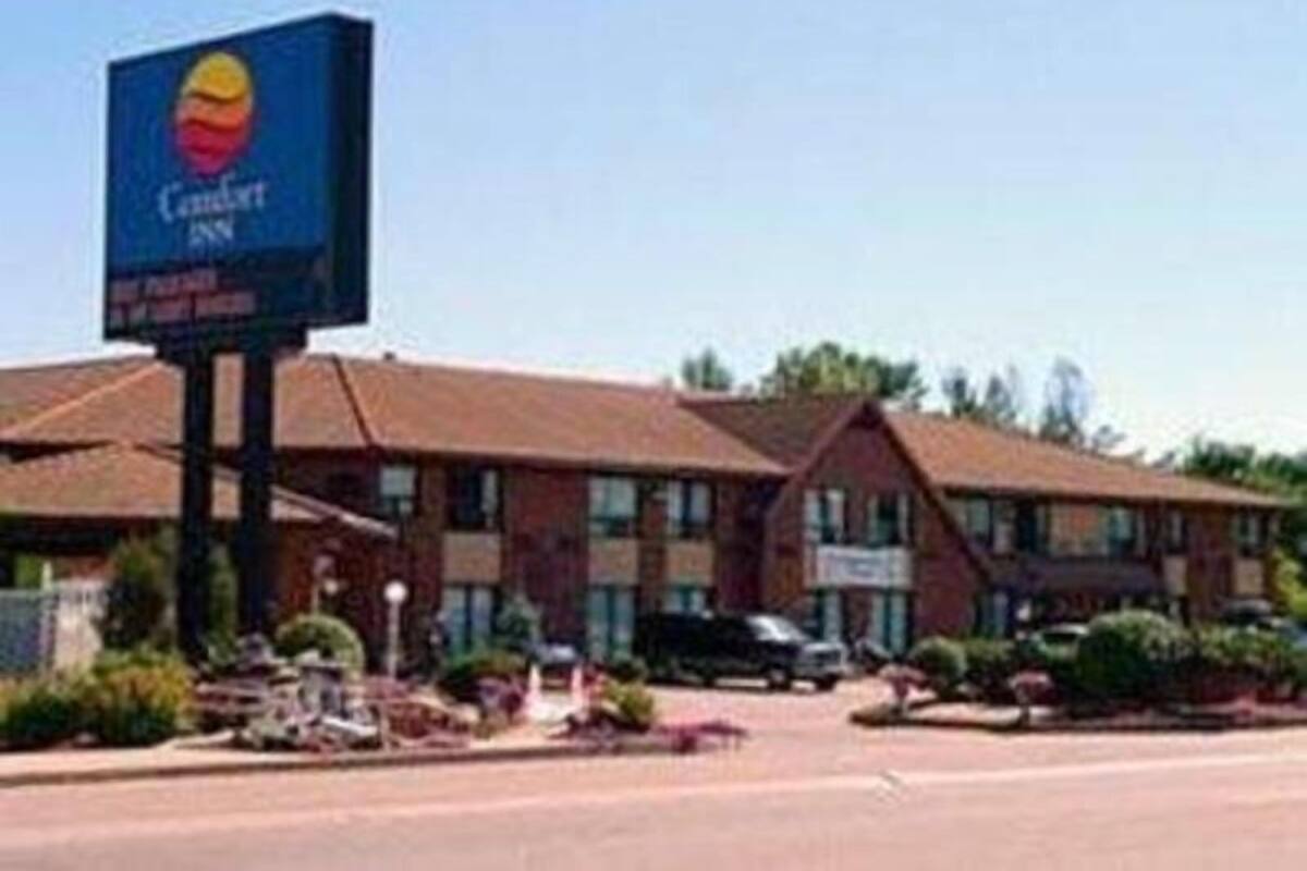 Um hotel com uma placa que diz 'Comfort Inn'.