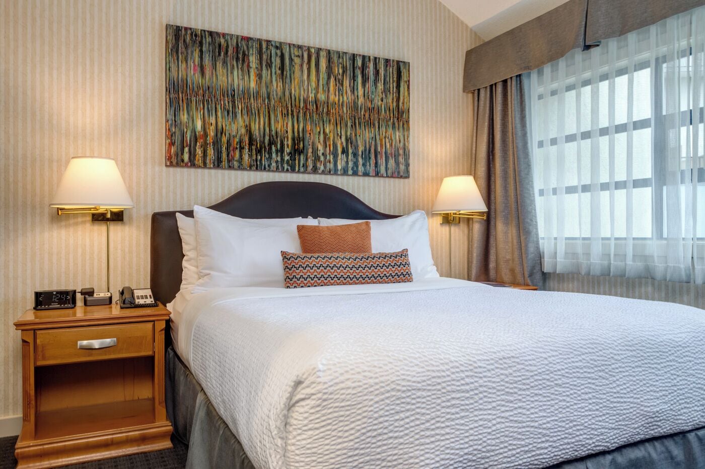 Quarto luxo, 1 cama Queen | Roupas de cama premium, cofres nos quartos, escrivaninha