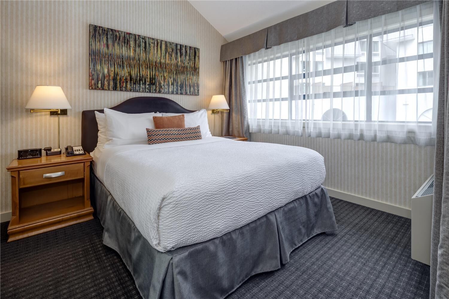 Quarto luxo, 1 cama Queen | Roupas de cama premium, cofres nos quartos, escrivaninha