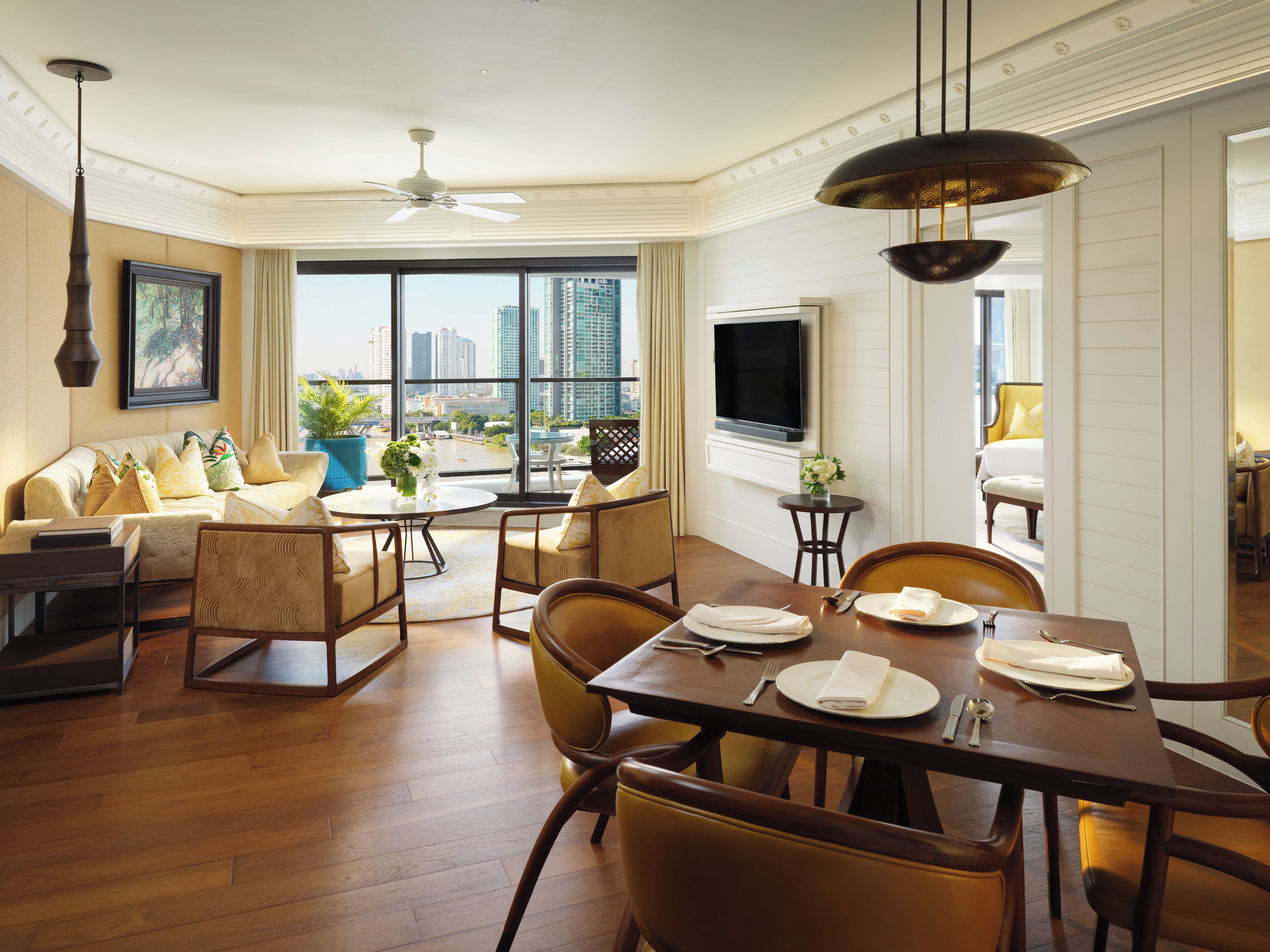 Roupa de alta qualidade, edredões de penas, minibar, cofre no quarto 