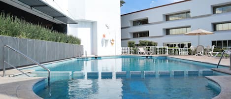 Piscina exterior, da(s) 8:00 à(s) 19:00, espreguiçadeiras