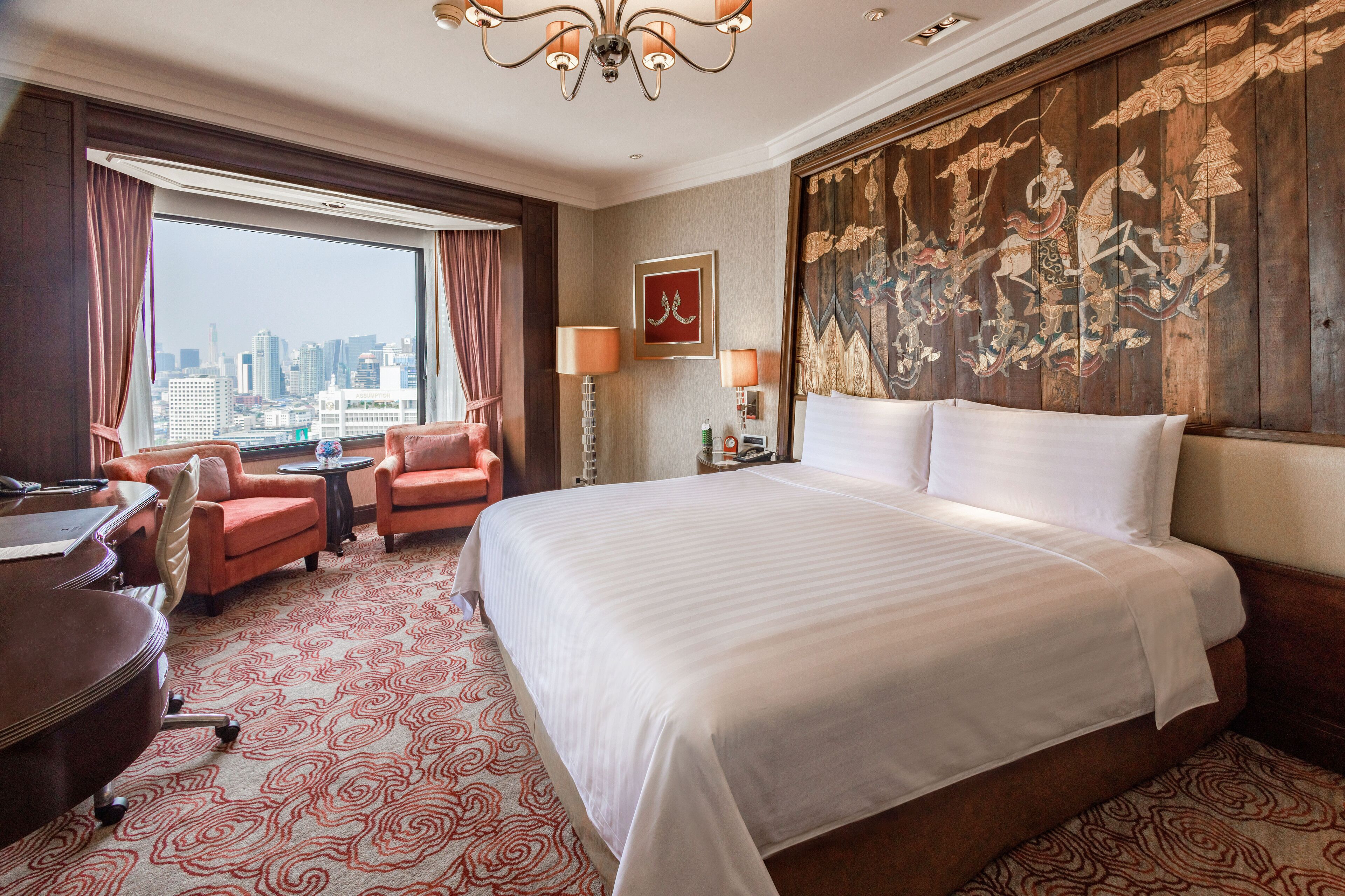 Minibar, cofre no quarto, secretária 