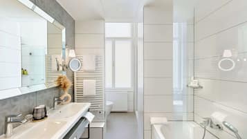 Secador de cabelo, toalhas de banho, sabonete, shampoo