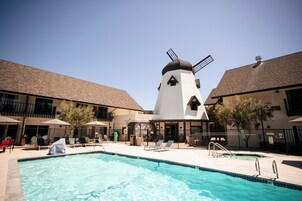 Piscina exterior, da(s) 10:00 à(s) 22:00, toldos gratuitos, guarda-sóis 