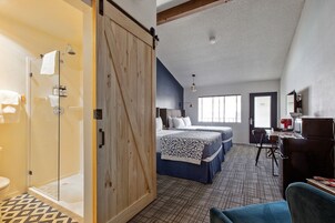 Quarto Standard, 2 camas queen-size | Secretária, ferro/tábua de engomar, camas desdobráveis, Wi-fi grátis 