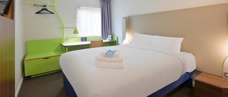 Cofre no quarto, secretária, cortinas/cortinados opacos