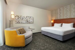 Quarto, 1 cama king-size e sofá-cama | Secretária, secretária adequada para computadores portáteis