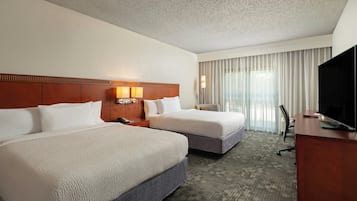 Quarto, 2 camas queen-size | Secretária, secretária adequada para computadores portáteis