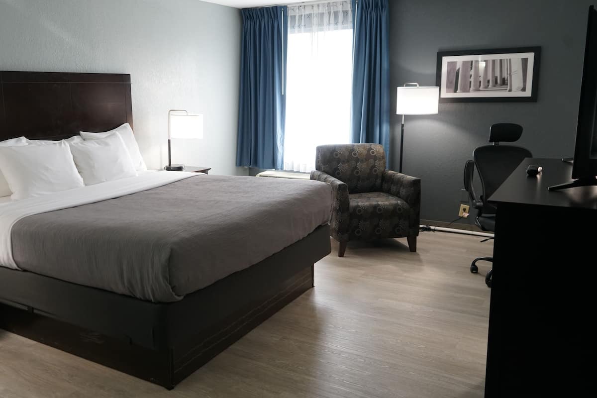 Camas com colchões pillow-top, cofres nos quartos, escrivaninha