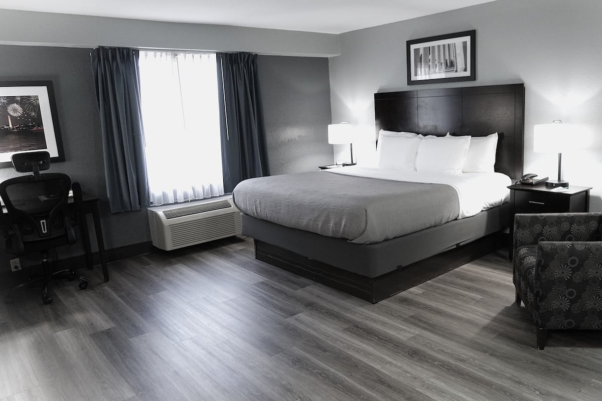 Camas com colchões pillow-top, cofres nos quartos, escrivaninha