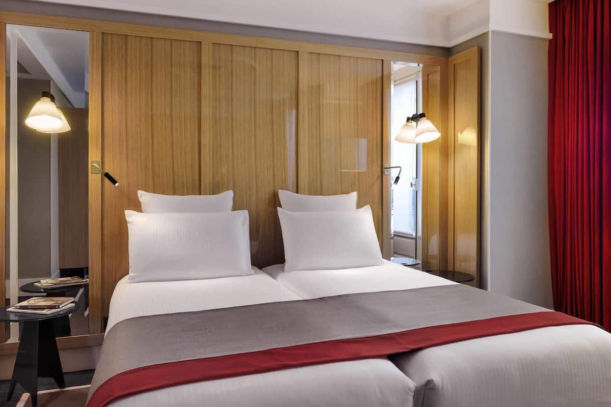 Quarto superior, 2 camas de solteiro | Roupas de cama premium, frigobar (abastecido com itens grátis)