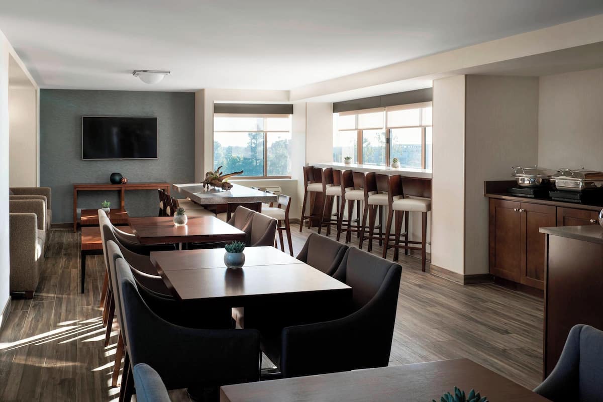 Quarto, 2 camas de casal | Lounge executivo