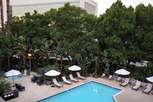 Piscina externa, funciona das 9h às 22h, guarda-sóis, espreguiçadeiras