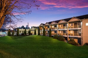 Um motel com edifícios de vários andares, um gramado bem cuidado e vista clara da região.