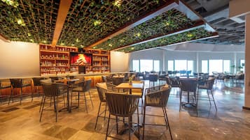 2 bares/lounges, este bar de cocktails, este bar de cocktails
