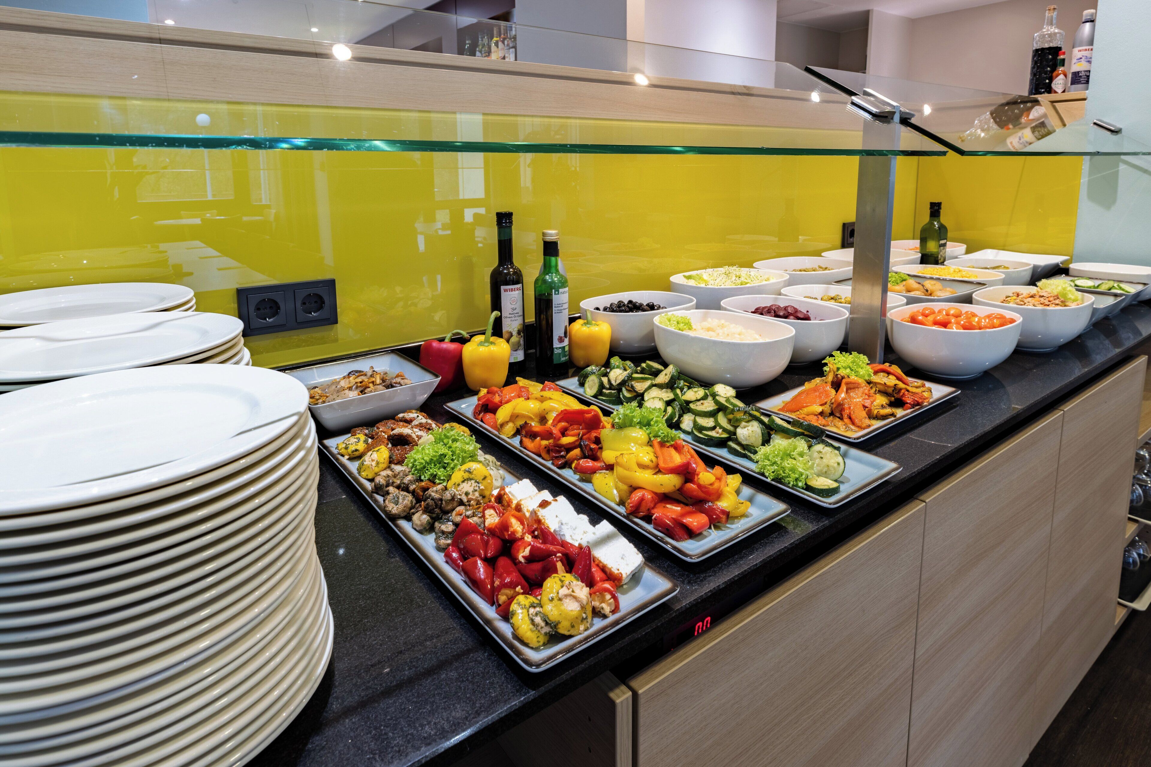 Buffet com diversos alimentos e acompanhamentos.