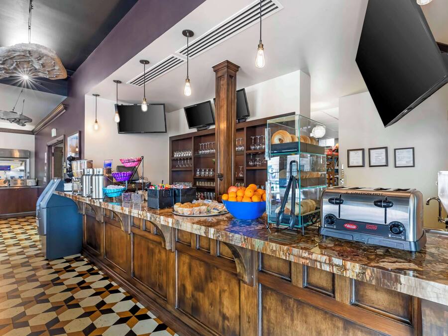 Pequeno-almoço completo diário (0.01 USD por pessoa)