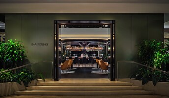 Este bar de cocktails, com espaço para refeições ao ar livre 