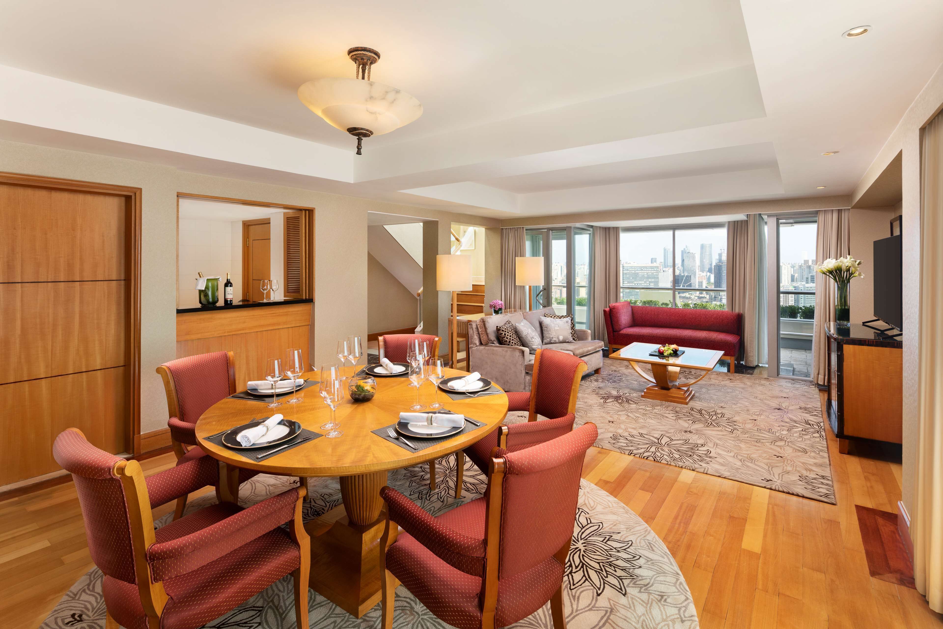 Cofres nos quartos, escrivaninha, ferros/tábuas de passar roupa