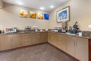 Café da manhã com buffet grátis todos os dias