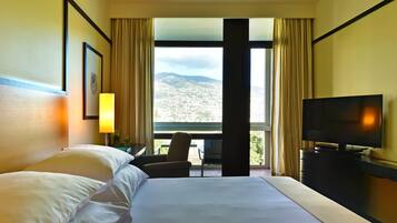 Frigobar, cofres nos quartos, cortinas blackout, quartos à prova de som