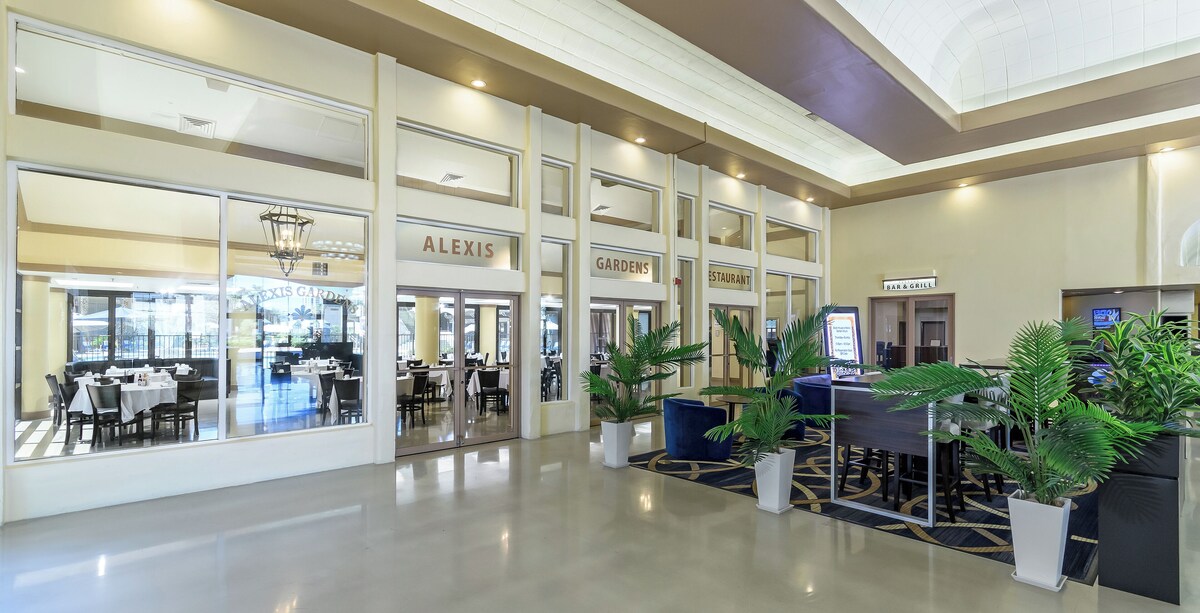 Alexis Park All Suite Resort Reviews, Deals & Photos 2026 - Expedia