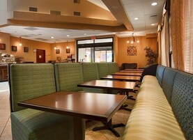 Café da manhã completo grátis todos os dias