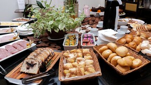 Pequeno-almoço tipo buffet diário mediante uma taxa 