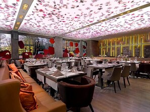Pequeno-almoço tipo buffet diário mediante uma taxa 