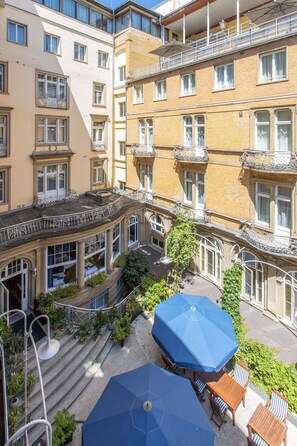 Café da manhã com buffet diário (EUR 29 por pessoa) 