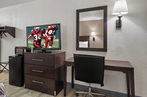 Quarto luxo, 1 cama King, para não fumantes | Escrivaninha, espaço de trabalho para notebook, cortinas blackout