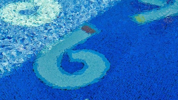 Piscina exterior, uma piscina aquecida