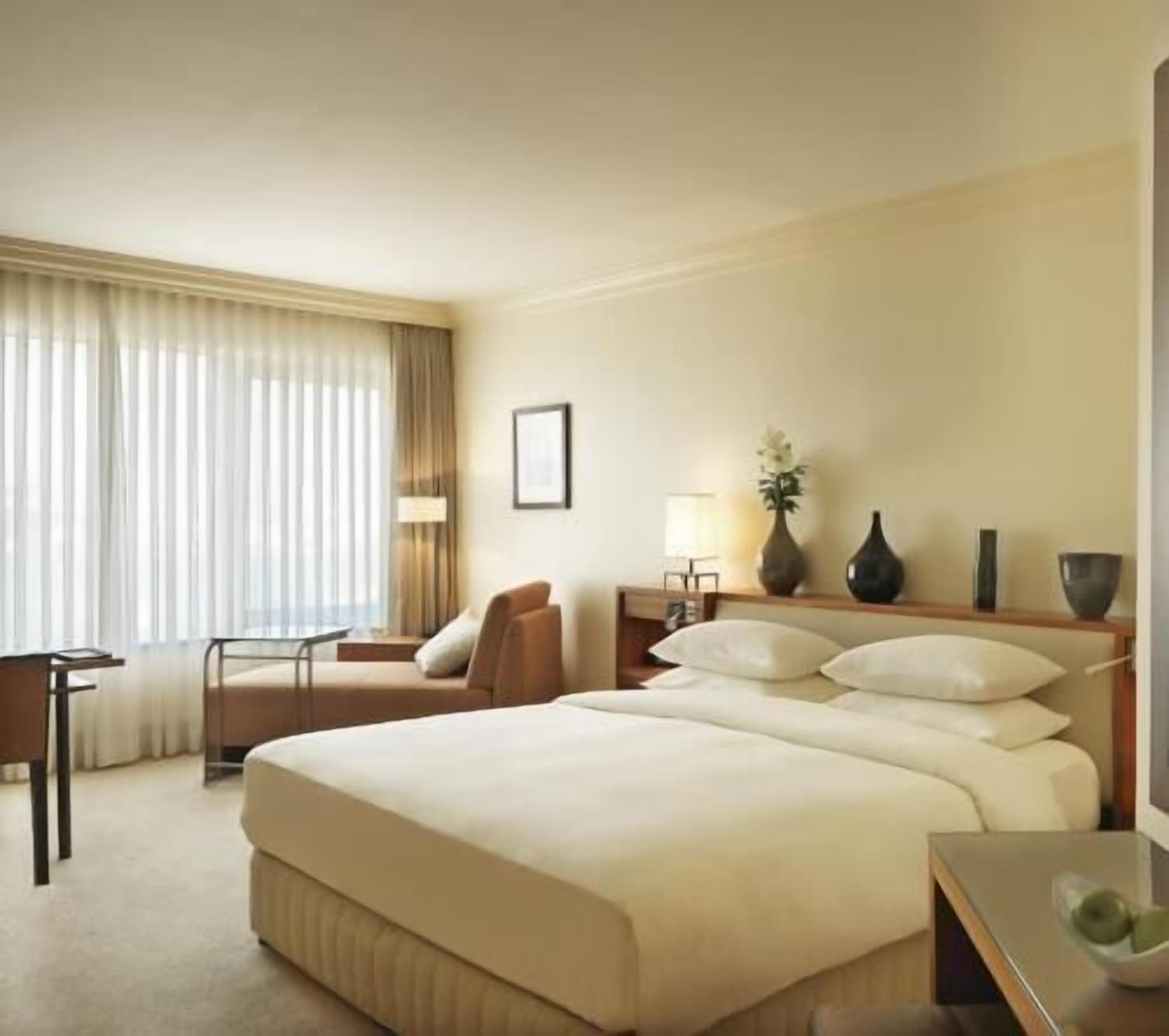 Roupa hipoalergénica, minibar, cofre no quarto, secretária 