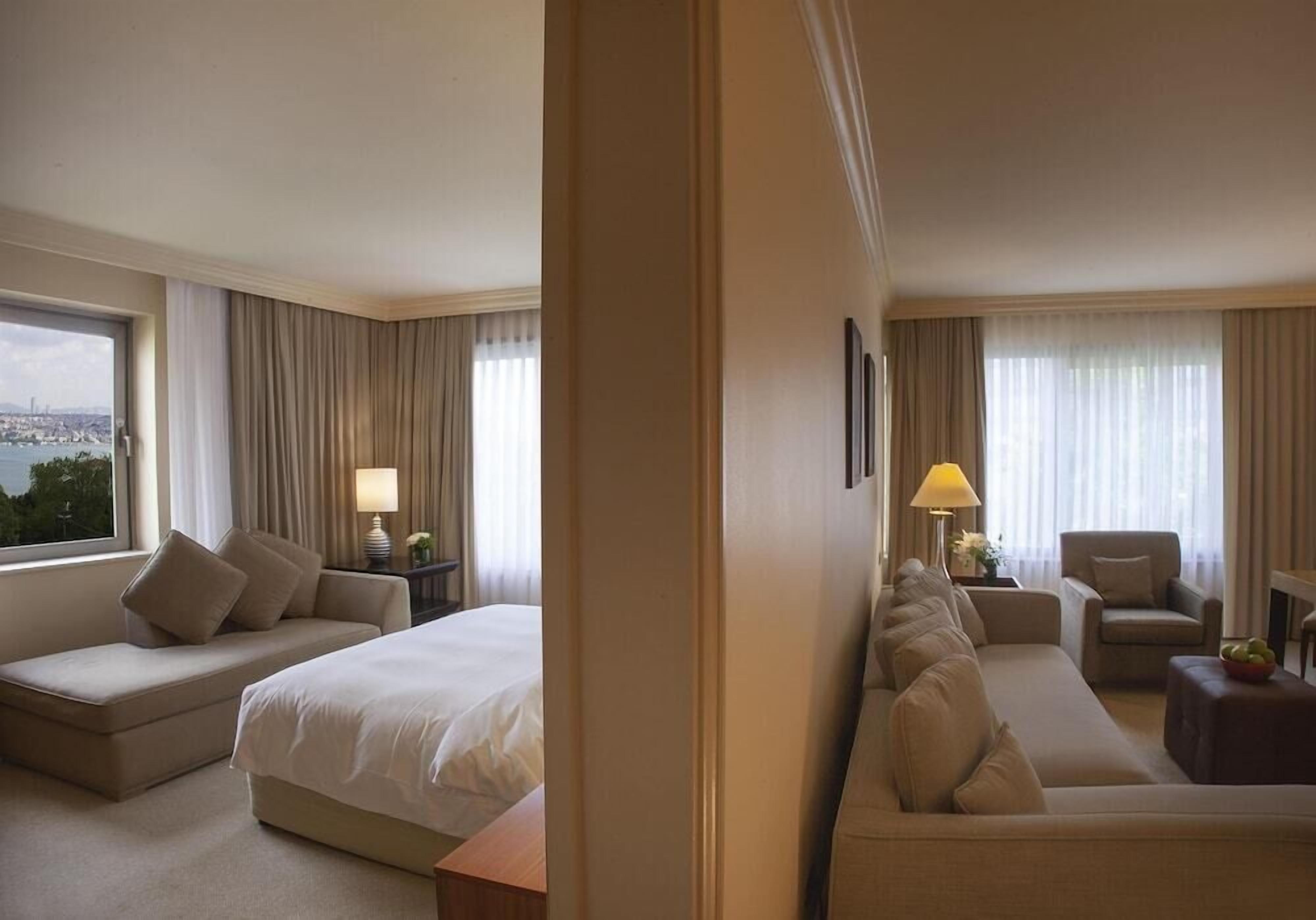 Roupa hipoalergénica, minibar, cofre no quarto, secretária 