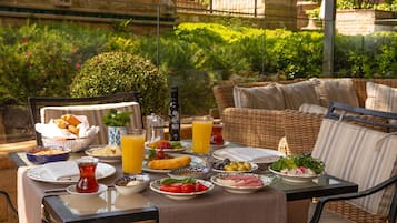 Café da manhã com buffet todos os dias (EUR 25 por pessoa)