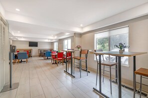 Pequeno-almoço tipo buffet incluído 