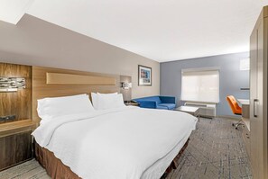 Cofre no quarto, secretária, ferro/tábua de engomar 