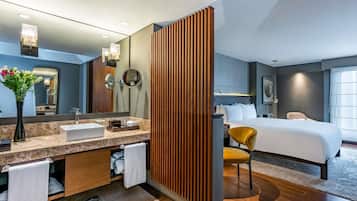 Quarto superior, 1 cama Queen | Frigobar, cofres nos quartos, quartos à prova de som