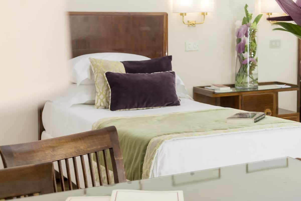 Quarto Individual | Minibar, cofre no quarto, secretária, quartos insonorizados
