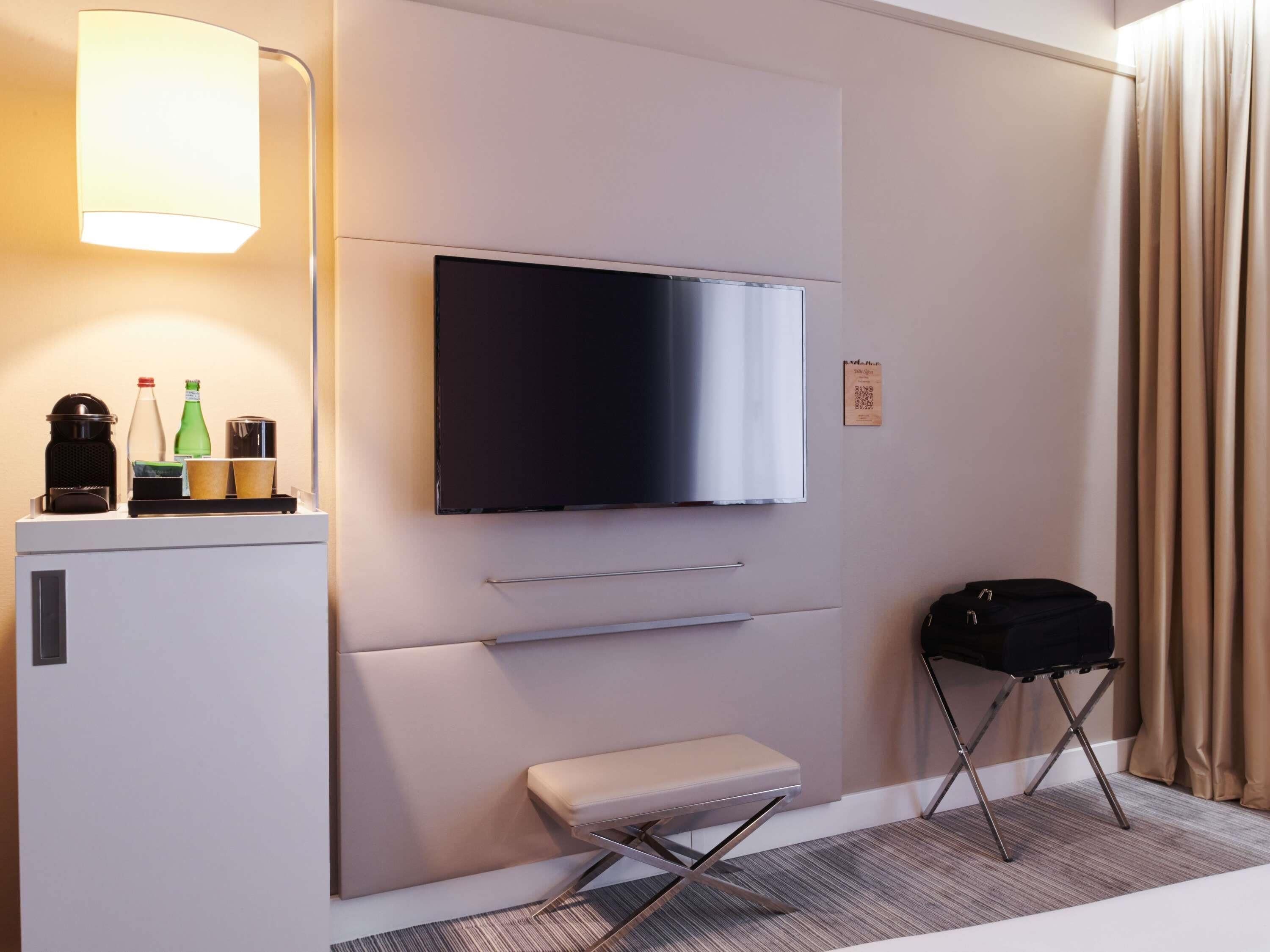 Roupas de cama premium, cofres nos quartos, cortinas blackout