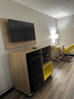 Com mobília individualizada, secretária, ferro/tábua de engomar 