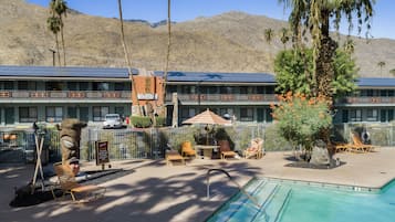 Uma piscina aquecida, da(s) 8:00 à(s) 0:00, espreguiçadeiras