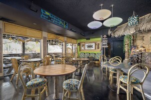 2 restaurantes, é servido café da manhã