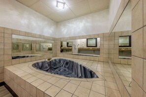 Cofre no quarto, secretária, ferro/tábua de engomar 