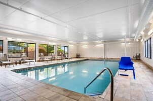 Piscina interior, piscina exterior, espreguiçadeiras