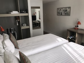 Quarto Standard, 2 camas individuais, não fumadores | Cofre no quarto, secretária, ferro/tábua de engomar 