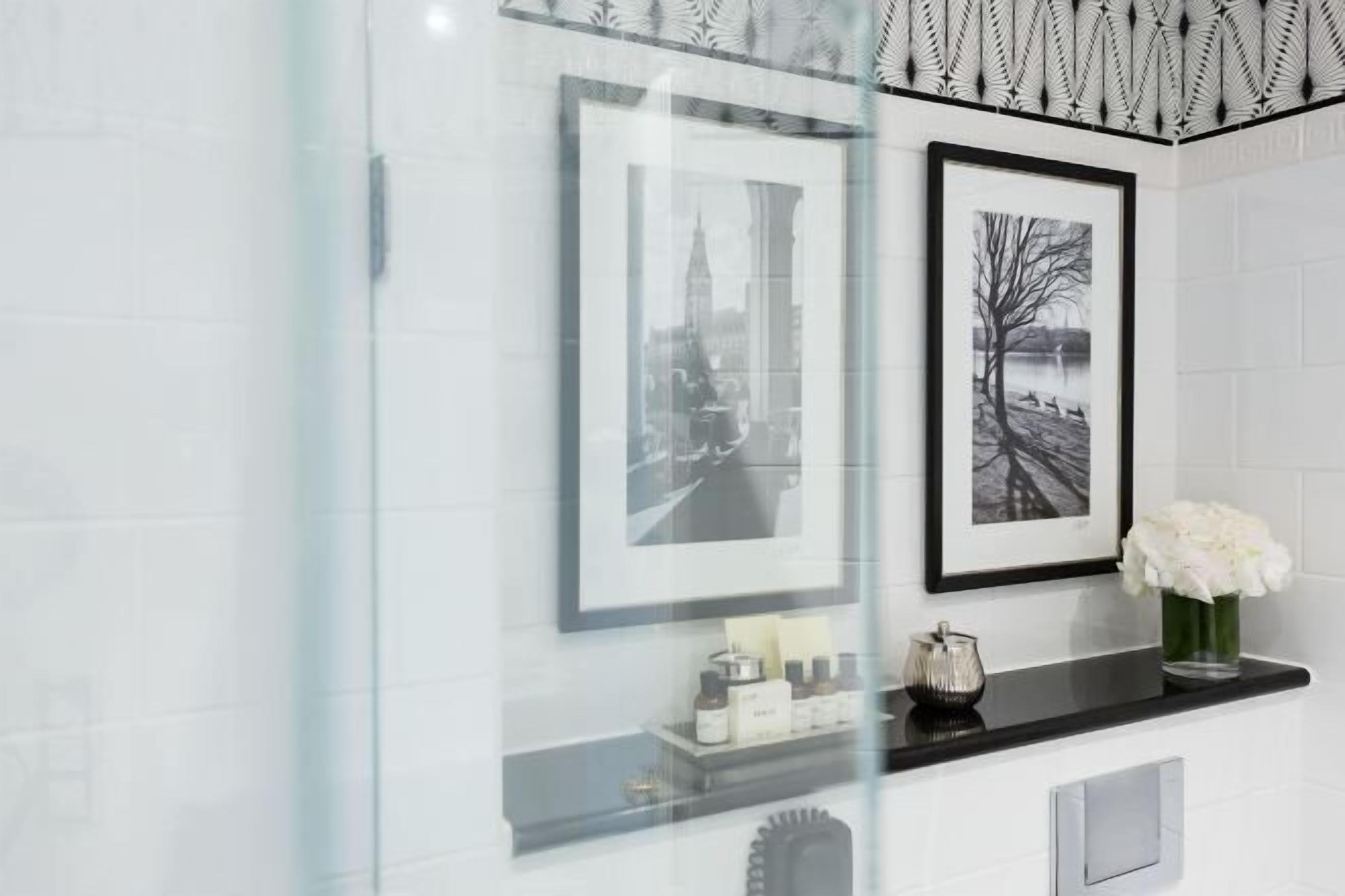 Banheira e chuveiro separados, chuveiro com efeito de chuva