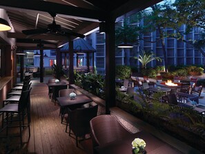 2 bares/lounges, 2 bares junto à piscina 